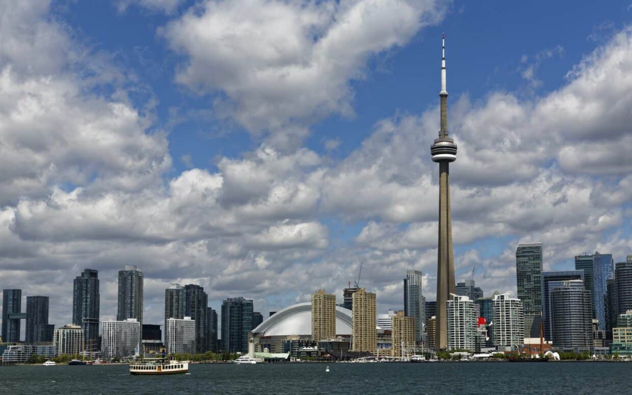 Exploring the Cn Tower in Canada - PixelsTalk
